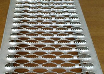 China Galvanized Steel Stair Treads Grating 260-900mm Width Custom Sizes with 10+ Year Lifespan for sale
