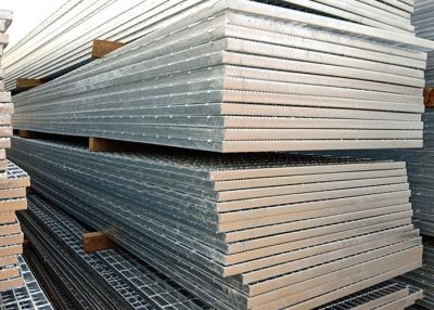 China 1000*6000 Serrated Metal Grating For Mass Transit Platform Welding Feature for sale