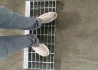 China Anti-Slip Galvanized Steel Stair Treads Grating 215mm Width for Industrial Platform for sale