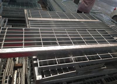 China Mild Steel & Stainless Steel Stair Treads Grating with 30-60mm Pitch and 20-100mm Bearing Bars for sale