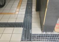 China Hot Dip Galvanized Steel Grating Trench Cover G303 30mm Spacing 1000mm Width for sale
