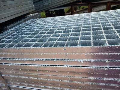 China Hot Dipped Galvanized Serrated Steel Grating 5x5mm Cross Bar 30mm Spacing Walkway Platform for sale