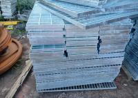 China Hot Dip Galvanized Welded Steel Grating 30 Bearing Bar 1000x6000mm for Platforms for sale