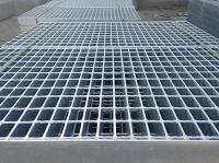 China Hot Dipped Galvanized Steel Grating Platform Flooring Anti-Slip 3mm-10mm Bearing Bar Custom Sizes for sale