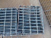 China Hot Dipped Galvanized Steel Grating Platform Flooring Anti-Slip 3mm-10mm Bearing Bar Custom Sizes for sale