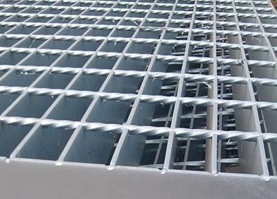 China Galvanized Serrated Steel Grating 25x5mm Bearing Bar 41x100mm Pitch Industrial Safety Grid for sale