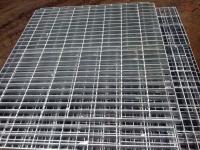 China Industrial Serrated Galvanized Steel Grating 25x2mm Bearing Bar with 41mm Pitch for Industrial Platforms for sale