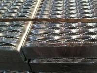 China Punched Aluminum Anti Skid Serrated Walkway Grip Strut 25x5x3mm Bearing Bar for sale