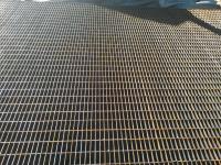 China Hot-DIP Galvanized Heavy Duty Steel Grating 30mm-100mm Bar Spacing for Industrial Walkways for sale