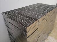 China Hot Dip Galvanized Steel Bar Grating Platform 30x50mm 5mm Bearing Bar for sale