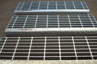 China Hot Dip Galvanized Serrated Bar Steel Grating Stair Treads Q235B 5mm Thickness for sale