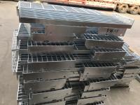 China Galvanized Steel Grating Walkway Panels 30x5mm Bearing Bar Heavy Duty Metal Decking Steps for sale