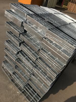 China Galvanized Steel Grating Walkway Panels 30x5mm Bearing Bar Heavy Duty Metal Decking Steps for sale