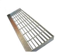 China ISO9001 Hot Dipped Galvanized Steel Stair Treads Grating for Catwalks - 15+ Year Service Life with Welded/Bolted Options for sale