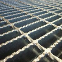 China Flat Outdoor Floor 32x5mm Serrated Steel Grating for sale