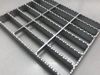 China Q235 Anti Slip Serrated Press Locked Steel Bar Grating 25x5mm Bearing Bar 30mm Spacing for sale