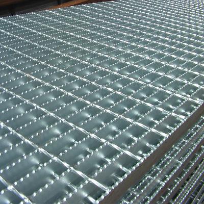China 30x3 Serrated Steel Grating with Hot-Dipped Galvanized Coating for Industrial Platforms and Walkways for sale