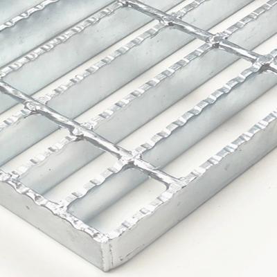 China Q235 Serrated Galvanized Steel Grating 25-100mm Width with Hot-Dipped Zinc Coating for Outdoor Drain Covers for sale