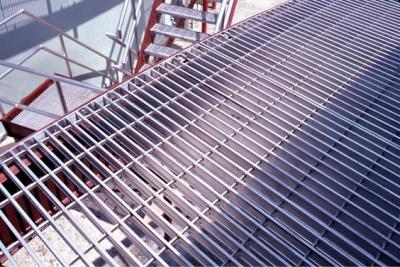 China Non Slip Walkway 253/30/100 Stainless Steel Bar Grating Serrated Surface for sale