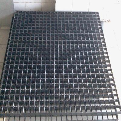 China Serrated Bar Hot Dipped Galvanized Steel Grating - 25x3mm to 100x10mm Sizes with 900 Tons Monthly Capacity for sale