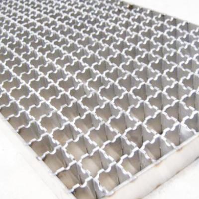 China Hot Dip Galvanized Serrated Steel Bar Grating 32x5mm Anti-Slip Welded Grate for Walkway Platform Flooring Deck for sale