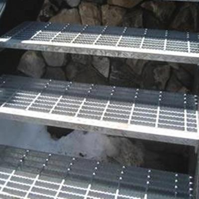 China Hot Dip Galvanized Serrated Steel Bar Grating 32x5mm Anti-Slip Welded Grate for Walkway Platform for sale