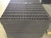China Hot Dipped Galvanized Steel Grating 325/30/100 Heavy Duty Welded for Industrial Flooring for sale