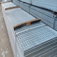 China Hot Dip Galvanized Steel Grating Walkway Platform 25x5mm Bearing Bar 30mm Spacing for sale