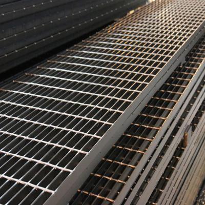 China SS316 Industrial Mezzanine Riveted Bar Steel Grating 1-1/8 Spacing Heavy Duty for sale