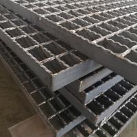 China Hot Dip Galvanized Serrated Bar Steel Grating Stair Treads Q235B 5mm Thickness for sale