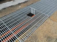 China Q235 Carbon Steel Grating 30x5 Heavy Duty Floor Grating Hot Dipped Galvanized 995mm for sale