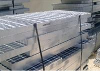 China Hot Dip Galvanized Steel Grating Walkway Platform Floor 25x4.5mm Bearer Bar 50mm Pitch for sale