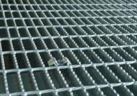 China Hot Dip Galvanized Serrated Steel Grating 25x5mm Rooftop Safety Walkway for sale