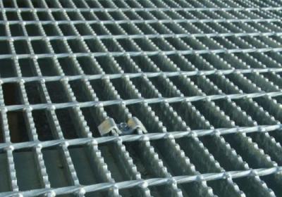 China Hot Dip Galvanized Serrated Steel Grating 25x5mm Rooftop Safety Walkway for sale