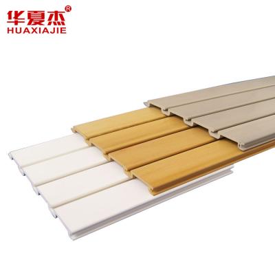 China 4ft X 8ft PVC Slatwall Panels Lightweight 1.7kg White Grey Taupe Wood Grain Customizable Panels for Wall Mounted Storage for sale