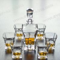 China OEM 1500g Luxury Spirits Whiskey Glass Bottle for sale