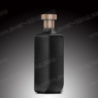 China Screw Cork Custom Glass Bottle Embossing For Vodka And Gin for sale