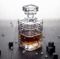 China Round Glass Stopper Bourbon Whiskey Bottle for Cosmetics Engraved Design 30oz Capacity for sale