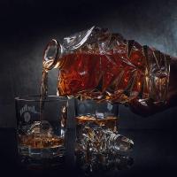 China Liquor Vodka Whiskey Wine Round Stackable Glass Bottle with 750ml Capacity for sale