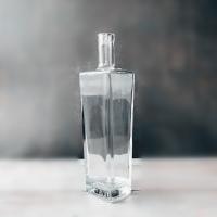 China Cosmetic Packing 750ml Capacity Glass Bottle for Alcohol Vodka Whisky Custom Branding for sale