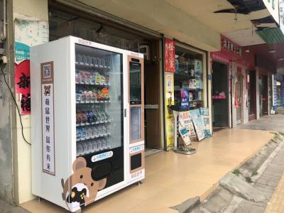 China 337 Capacity Beverage Vending Machine Elevator Hot And Cool Direct Push Slot for sale