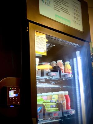China Electricity Consumption 10-20Kw / Day Self Serve Ice Machine Adjustable Temperature Range -22C To 20C for sale