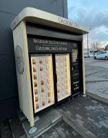 China Outdoor Bakery Vending Machine with 22-Inch Touchscreen and 42 Lockers for sale