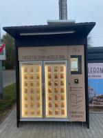 China Outdoor Bakery Vending Machine with 22-Inch Touchscreen and 42 Lockers for sale