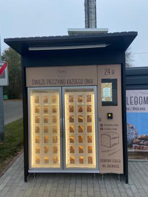 China Outdoor Bakery Vending Machine with 22-Inch Touchscreen and 42 Lockers for sale