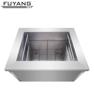 China Casters Large Industrial Ultrasonic Cleaner Stainless Steel Single Tank 560L for sale