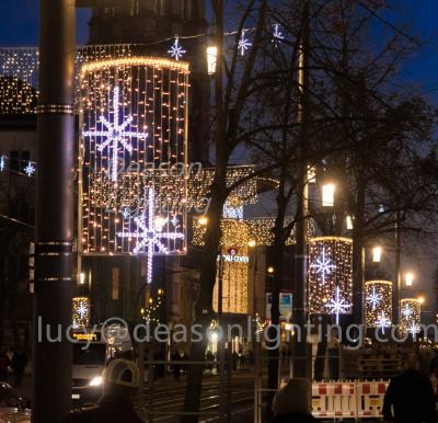 China LED Decoration Light Pole 30W 1.5m Outdoor Holiday String Light IP65 for sale