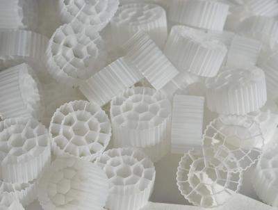 China HDPE MBBR Biofilter Floating Media 25mm for Sewage Treatment Plant Wastewater Biofilm Carrier for sale
