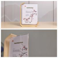 China Custom Clear Transparent 8x10 L Shape Acrylic Photo Picture Frame with Wood Base for sale