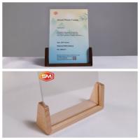 China 3X3.5 inch multi-size U-shaped acrylic photo frame with wooden base for sale
